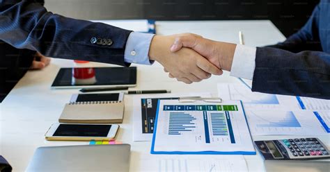 악수하는 사업가들 사업의 성공을 축하합니다 사진 Unsplash의 금융 및 경제 이미지