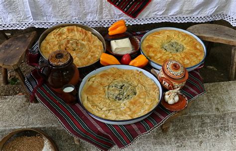 불가리아 전통 직물로 만든 갓 구운 수제 빵 일부 맛 있는 홈 메이드 베이커리 제품의 이미지 깨에 대한 스톡 사진 및 기타 이미지 Istock