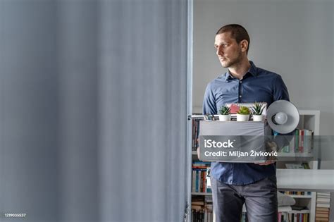 개인 소지품 으로 상자를 들고 자신의 직업을 잃은 후 직장에서 창가에 서 성인 백인 남자 물건 해고 노동자 관리자 침체 회사