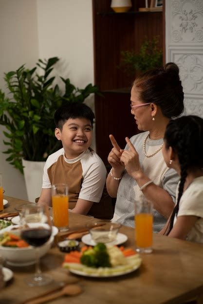 Familia Asiática Comiendo Juntos Foto Premium Familia Asiática Comiendo Juntos Foto Premium