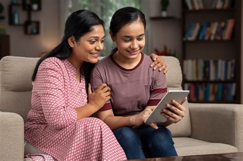 집에서 소파에 앉아 디지털 태블릿을 사용하여 어머니와 딸의 촬영 스톡 사진 2명에 대한 스톡 사진 및 기타 이미지 2명 가정 생활 가정의 방 Istock