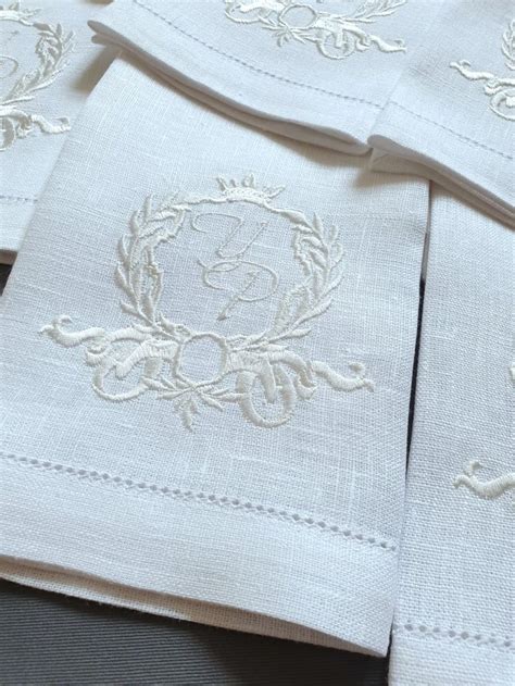 Сервировка стола Машинная вышивка Монограмма Монограмма Машинная вышивка Вышивка