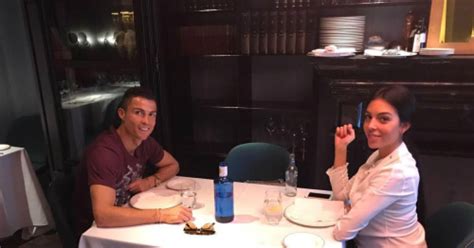 호날두 여자친구 모델 조지나와 식사 동네에서 가장 좋은 식당