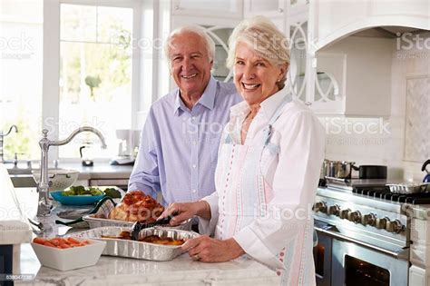 노인 커플 차량제조업체 로스트 하띤 식사 주방 발허리뼈와 2명에 대한 스톡 사진 및 기타 이미지 2명 60 69세 70 79세 Istock