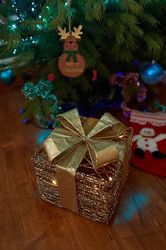 휴일 선물 상자 전기 푸른 화환 전나무 가지 및 크리스마스 트리 장식을 닫습니다 0명에 대한 스톡 사진 및 기타 이미지 0명 공휴일 금 금속 Istock