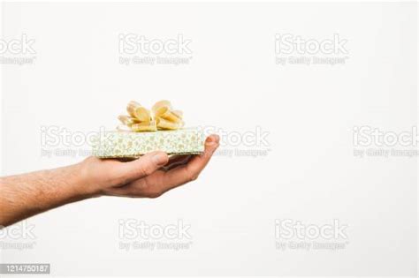 선물 상자를 들고 남성 손 손이 흰색 배경에 고립 된 선물을주는 배달에 대한 스톡 사진 및 기타 이미지 배달 보석 개인 장식품 상자 Istock