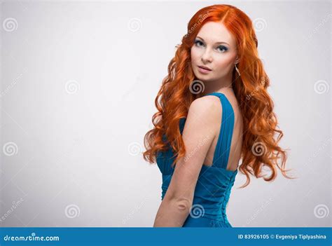 Молодая женщина с красными волосами Стоковое Изображение изображение насчитывающей студия