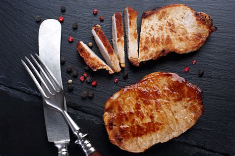 포크와 나이프 슬레이트 돌에 쇠고기 스테이크 구이 근접 촬영 0명에 대한 스톡 사진 및 기타 이미지 0명 고기 구이