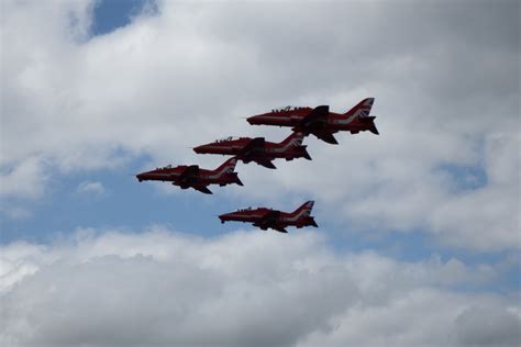 무료 이미지 구름 하늘 비행기 평면 제트기 차량 에어쇼 전투기 항공 우주 애프터 버너 왕실 공군 곡예 비행 빨간색 화살표 군용 항공기 지구의
