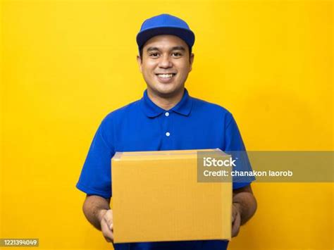 고립 된 노란색 배경에 소포 골판지 상자를 들고 블루 배달 잘 생긴 아시아 남자 나름에 대한 스톡 사진 및 기타 이미지 나름 나무 상자 남자 Istock