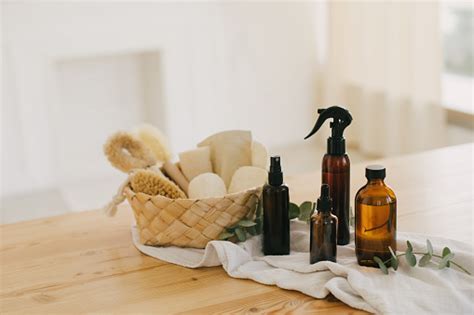 천연 친환경 제로 폐 플라스틱 무료 청소 품목이 있는 주방 인테리어 브러쉬 양탄자 비누 에센셜 오일 스프레이 및 스폰지를 고리버 바구니에 넣어 보관할 수 있습니다 가정의