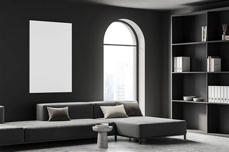 소파와 커피 테이블과 창문 모형 포스터가 있는 어두운 거실 인테리어 0명에 대한 스톡 사진 및 기타 이미지 0명 3차원 형태 거실 Istock