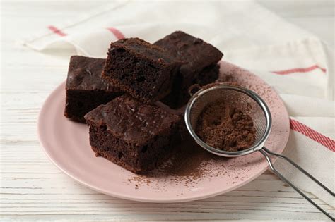 수건으로 나무 배경에 초콜릿 케이크 조각과 여과기를 가진 접시 닫기 갈색에 대한 스톡 사진 및 기타 이미지 갈색 더미 미식가 Istock