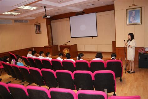 คณะครูและนักเรียน โรงเรียนเทพศิรินทร์ร่มเกล้า