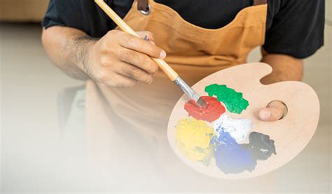 아시아의 남자 예술가는 붓과 다양한 아크릴 색으로 그림을 그리는 작업을 하고 있다 예술 개념으로 크리에이티브 스튜디오에서 캔버스에 있는 남자 예술가 화가 교실에 대한 스톡