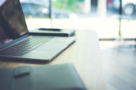 노트북 컴퓨터 사무실 책상에 펜입니다 비즈니스 직장 교육 개념입니다 교육에 대한 스톡 사진 및 기타 이미지 교육 목재 재료 볼펜 Istock