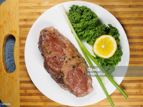 나무 커팅 보드에 세팅된 케 일과 파를 곁들인 소고기 조 림 접시 0명에 대한 스톡 사진 및 기타 이미지 0명 고기 노랑 Istock