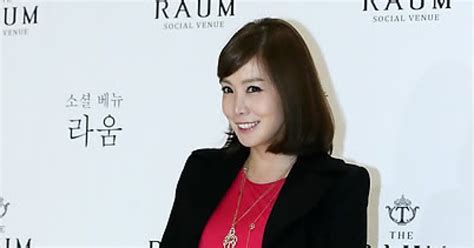 김정은 핫 핑크 원피스