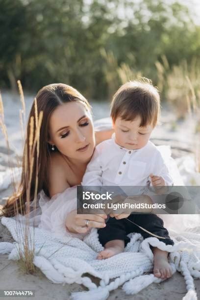 해변에서 귀여운 아기와 함께 시간을 보내는 젊은 어머니 가족에 대한 스톡 사진 및 기타 이미지 가족 귀여운 남성 Istock