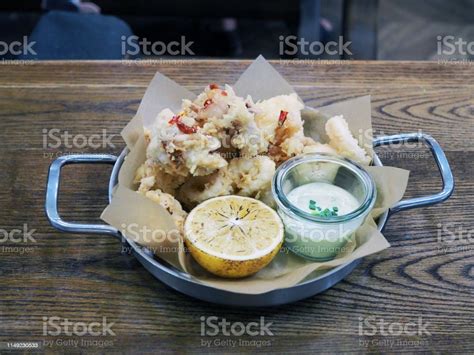 나무 테이블에 소금에 절인 칠리 고추와 바삭한 튀김 오징어의 맛 있는 요리 0명에 대한 스톡 사진 및 기타 이미지 0명 건강한 생활방식 건강한 식생활 Istock