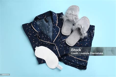 집 슬리퍼 잠자는 마스크와 잠옷은 밝은 파란색 배경에 누워 플랫 누워 파자마에 대한 스톡 사진 및 기타 이미지 파자마 잠옷 종류 접힌 Istock