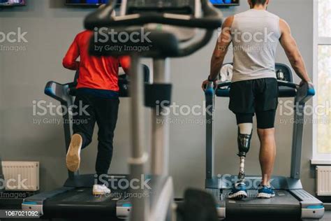 헬스 클럽에 디딜 방 아에서 실행 하는 스포츠맨의 후면 보기 건강관리와 의술에 대한 스톡 사진 및 기타 이미지 건강관리와 의술 근육질 체격 다리 신체 부분 Istock