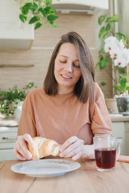 Premium Photo Portrait Of Young Woman Sitting On Table