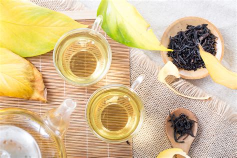 가 차입니다 유리 주전자와 컵 테이블에 단풍과의 상위 볼 수 있습니다 0명에 대한 스톡 사진 및 기타 이미지 0명 10월 11월 Istock