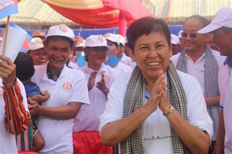 លោកជំទាវបណ្ឌិតសភាចារ្យ ភឿង សកុណា ចុះពិនិត្យលទ្ធផលឃោសនារកសម្លេងឆ្នោត និងបង្រៀនគូសសន្លឹកឆ្នោត