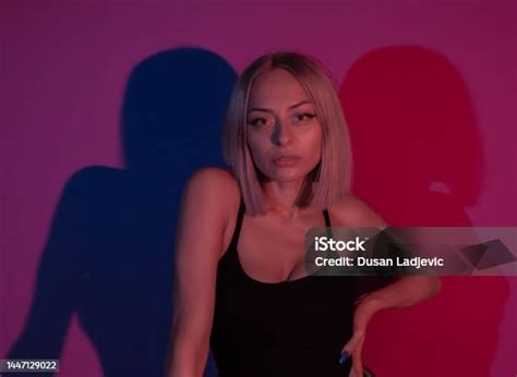 Potret Siluet Dan Fotografi Lampu Seorang Wanita Muda Yang Cantik Dengan Rambut Pendek Dan