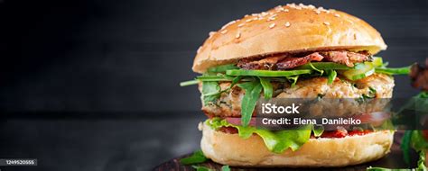 큰 샌드위치 칠면조 고기 토마토 베이컨과 양상추와 햄버거 버거 배너 건강에 좋지 않은 음식에 대한 스톡 사진 및 기타 이미지 건강에 좋지 않은 음식 고기 굽기