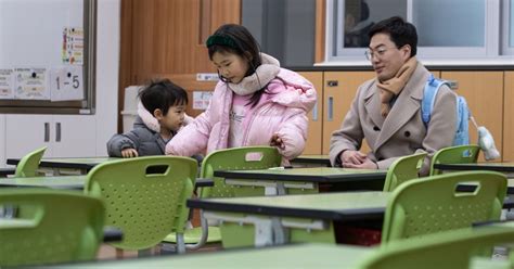 책상에 한 번 앉아봐