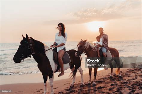 가족은 모래 사장에서 말을 함께 타면서 아이들과 함께 시간을 보냅니다 선택적 초점 2 3 살에 대한 스톡 사진 및 기타 이미지 2 3 살 3 명 30 34세 Istock