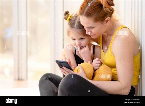 Junge Fick Mutter Die Liebevolle Zeit Mit Ihrer Tochter Blick Auf