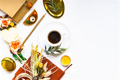 플랫은 텍스트에 대 한 장소 레트로 구성 건조 한 꽃 커피 한잔 유제품 장식 마음과 봉투 빈티지 스타일입니다 Instagramm 필터 개념에 대한 스톡 사진 및 기타 이미지