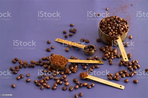 바이올렛 배경에 갈은 커피와 커피 콩을 곁들인 다양한 크기의 커피 스쿱 곡초류에 대한 스톡 사진 및 기타 이미지 곡초류 농업 마실 것 Istock
