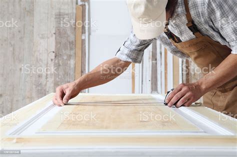 목공 작업장에서 나무를 작업 하는 남성 목수 측정 테이프와 나무 문을 측정 전체 및 모자를 착용 50 54세에 대한 스톡 사진 및 기타 이미지 Istock