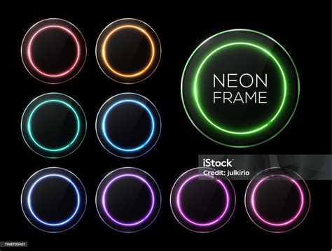 할로겐 또는 Led 램프가 빛나는 배너 세트입니다 검은 배경에 유리 접시 컬렉션과 다채로운 네온 빛 원형 프레임 전기 기술