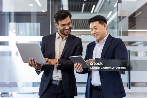 태블릿 및 노트북 장치를 사용하여 현대적인 사무실 환경에서 협업하고 아이디어를 공유하는 전문 동료 2명에 대한 스톡 사진 및 기타 이미지 Istock
