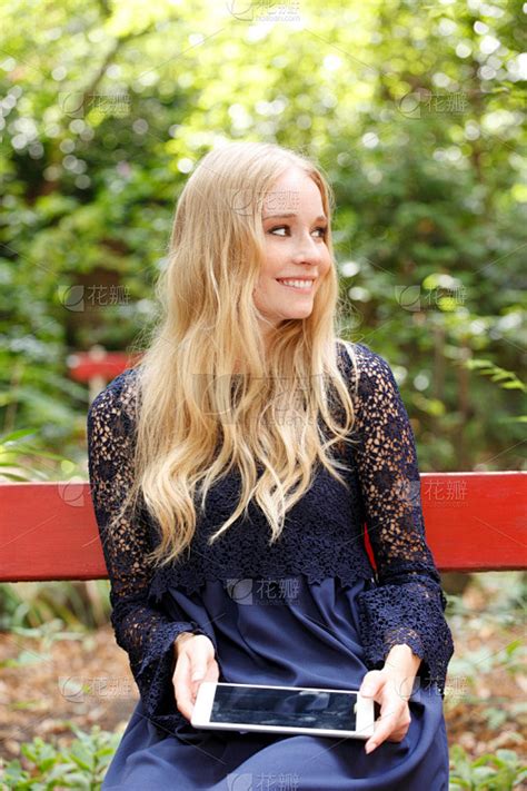 学生 使用平板电脑 女性 儿童 公园 垂直画幅 知识 女人 电子邮件 2015年