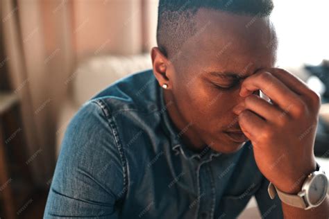 Hombre De Negocios Cansado Y Estresado Con Dolor De Cabeza Solo En Casa