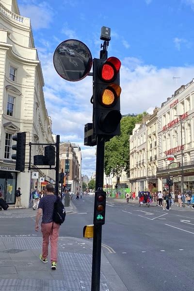 画像ギャラリー 緑に見えるのになぜ「青信号」 イギリスでは「黄信号」イエローではない！ 乗りものニュース