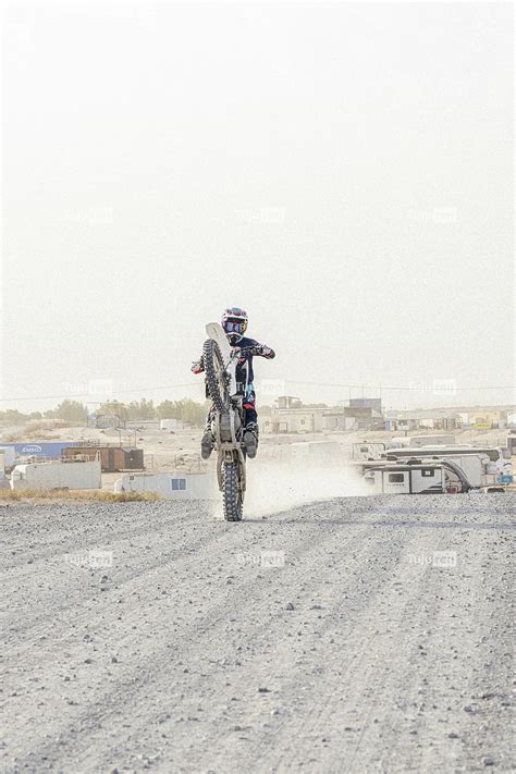 一个男人骑着一辆越野车在土路上行驶免抠素材模板下载 图巨人