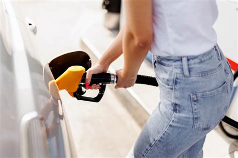 연료 펌프에서 가스 탱크에 연료를 보급하는 여성의 클로즈업 가격에 대한 스톡 사진 및 기타 이미지 가격 가솔린 갤런 Istock