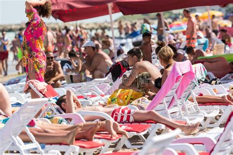 Люди получая Солнце загорая на пляже Чёрного моря Редакционное Стоковое Фото изображение