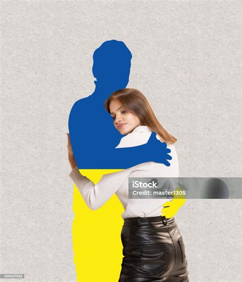현대 미술 콜라주 우크라이나 국기 색상으로 칠해진 남자의 실루엣을 껴안고있는 젊은 여성 전쟁을 멈추십시오 사진과 일러스트레이션 혼합 안기에 대한 스톡 사진 및 기타 이미지