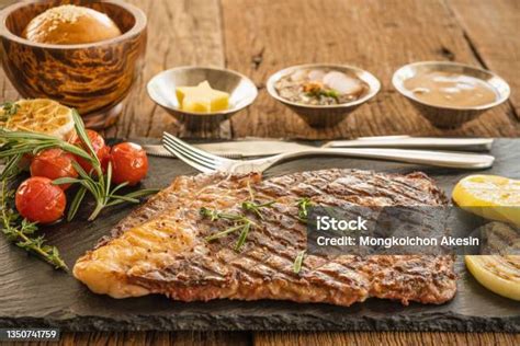 레스토랑 메뉴에 대한 나무 테이블에 소스와 빵과 버터와 돌 접시에 쇠고기 Ribeye 스테이크의 사이드 뷰 음식 배경 0명에 대한 스톡 사진 및 기타 이미지 Istock