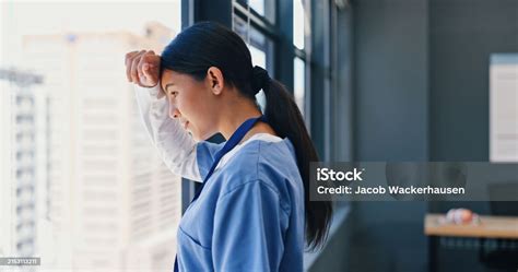 간호사 건강 관리 및 우울증 의학적 결정 및 번아웃이 있는 병원의 창구에서 생각 정신 건강 스트레스 및 불안을 가진 클리닉의 의학 여성 및 사려 깊은 전문 의사 간호사에