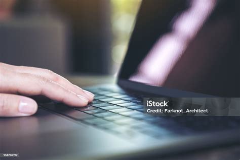 노트북 키보드에 입력 하 고 손의 근접 촬영 이미지 배경 흐림 개념에 대한 스톡 사진 및 기타 이미지 개념 개념과 주제