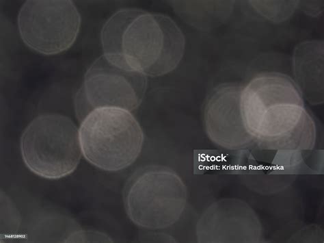 회색과 흰색 보케 효과와 햇빛 반사의 의도적으로 흐릿한 보기 빛나는 배경입니다 아름다운 중성 톤의 사진 보케 효과가 있는 흐릿한 배경 0명에 대한 스톡 사진 및 기타 이미지